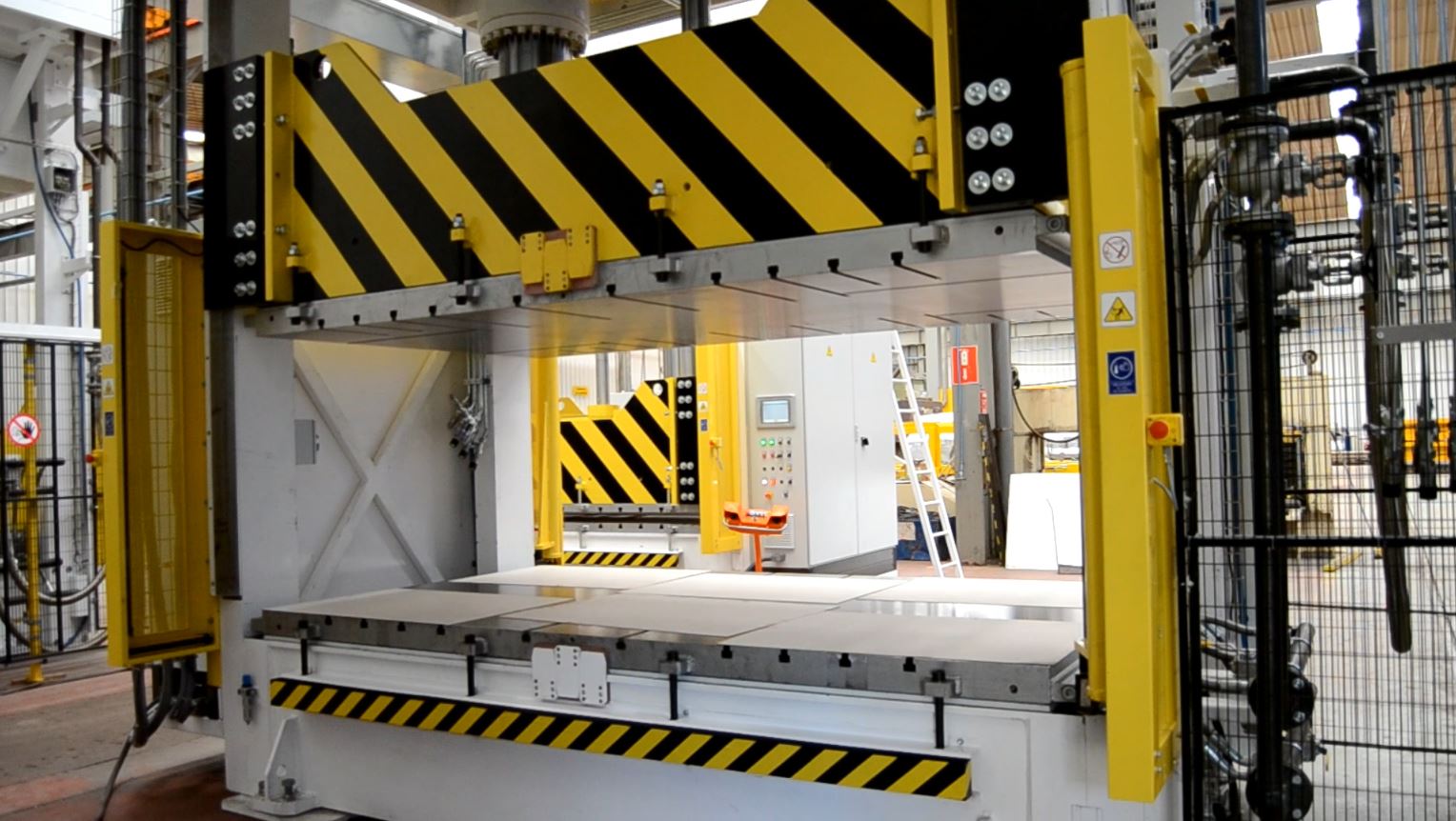 Automated cells of hydraulic presses | AFM